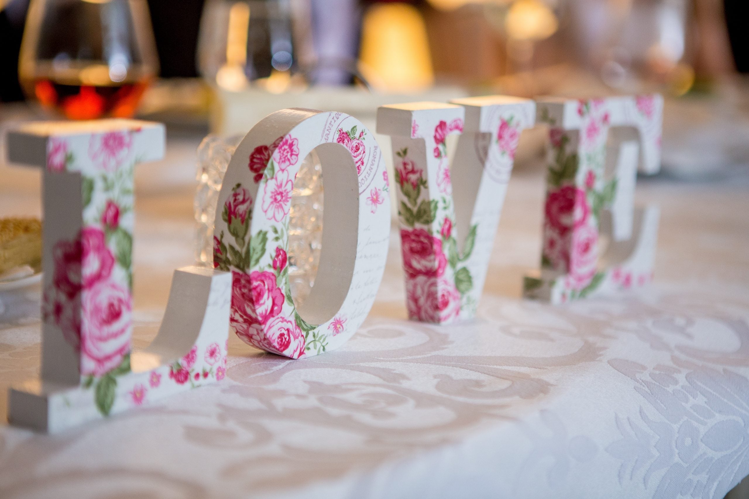 32 Gorgeous Wedding Centerpieces to Decorate Tables - Yeah Weddings