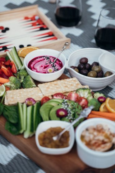 20 Cocktail Hour Foods to Serve at Your Wedding - Yeah Weddings