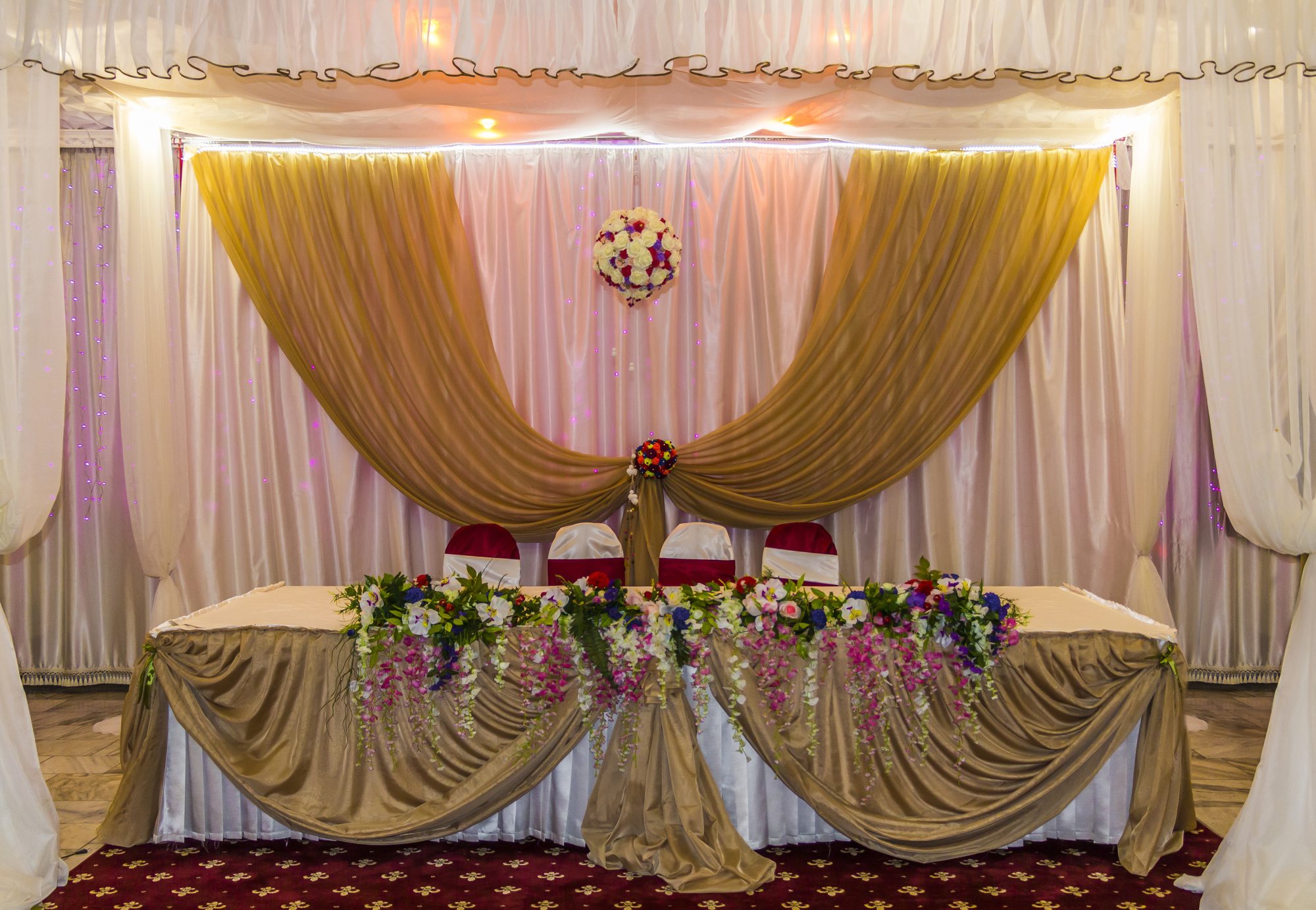 Breathtaking Head Table Decoration Ideas for Weddings - Yeah Weddings